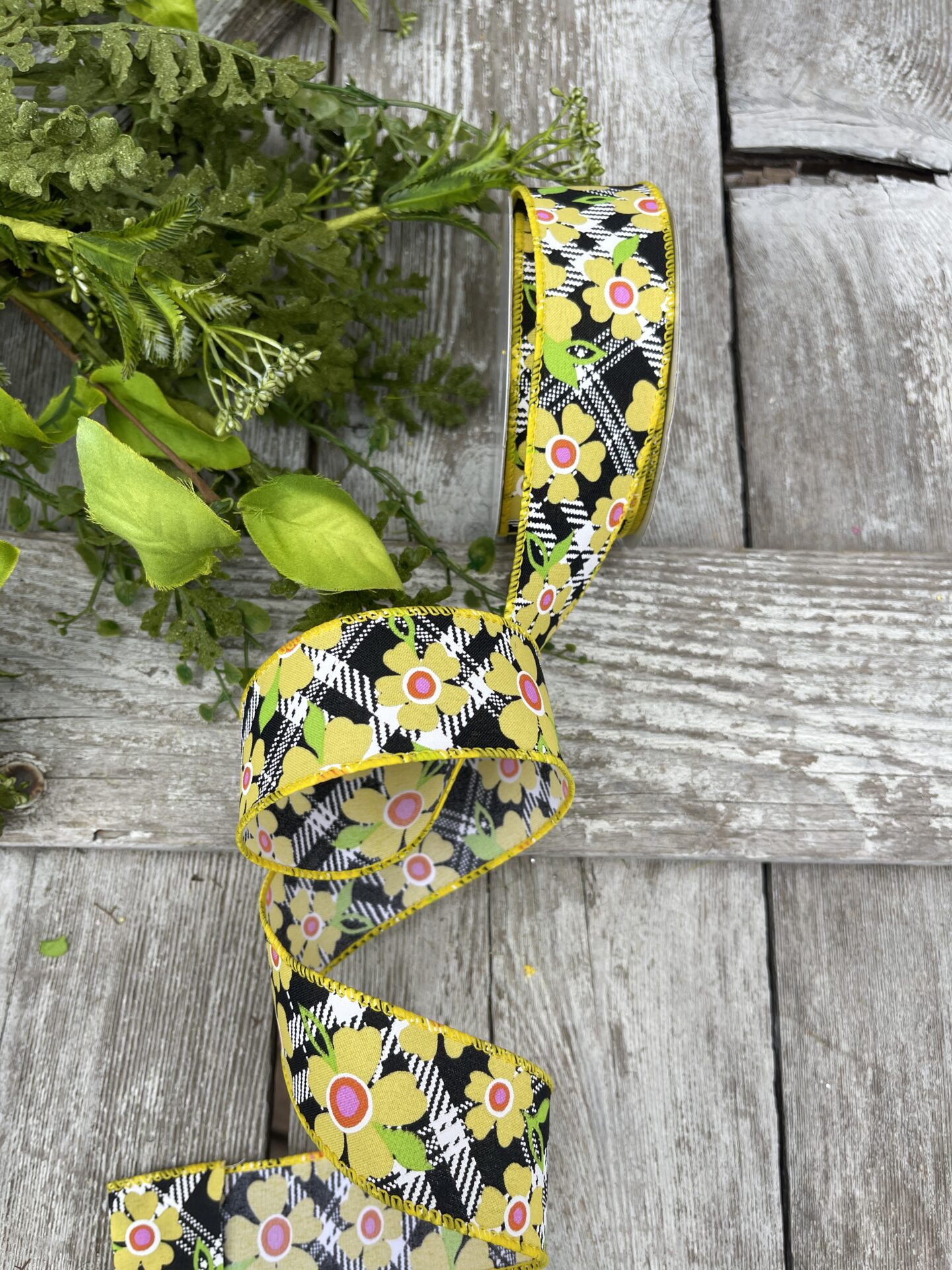 1.5" Black and White Diagonal Plaid with Yellow Flowers Wired Ribbon on ...