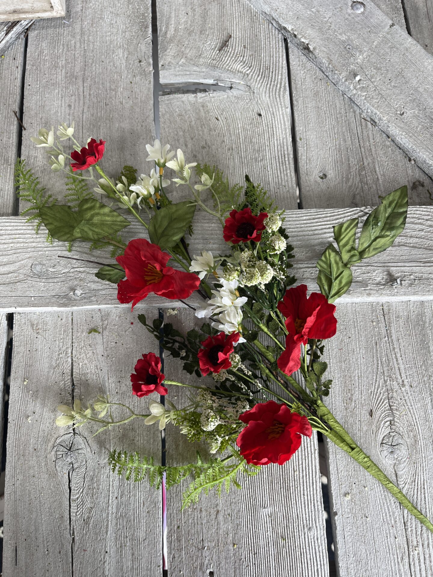 Poppy Mixed Leaves Stem - Kelea's Florals