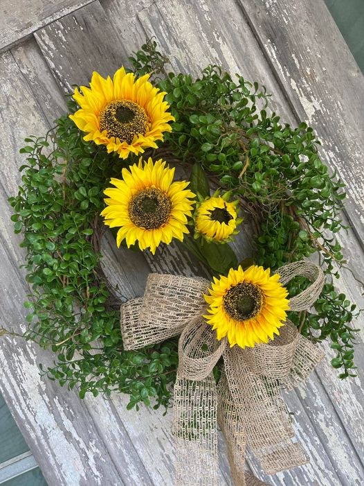 White Sunflowers vs. Yellow Sunflowers: A Seasonal Wreath Showdown 🌻 ...